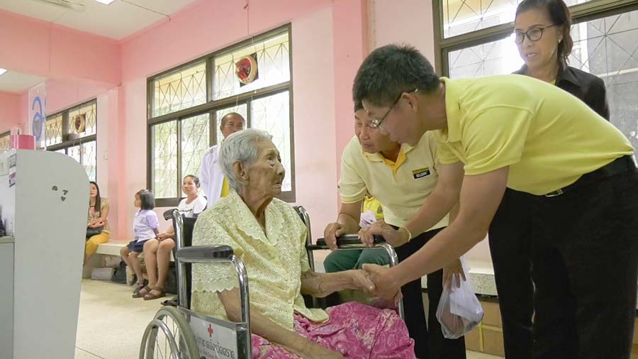 ชื่อตกหล่น! ยาย 94 เพิ่งได้บัตร ปชช. สุดดีใจ น้ำตาไหลพราก