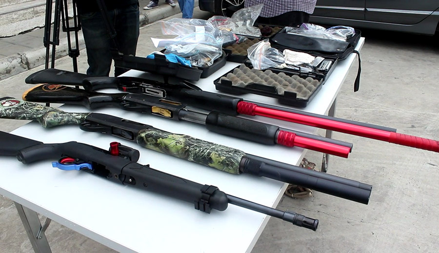 ปทุมธานี ตร.รวบมือปืนสาวยิงบ้านผู้พิพากษาสมทบ ปมหึงสามีใกล้ชิดน้องเมีย ...