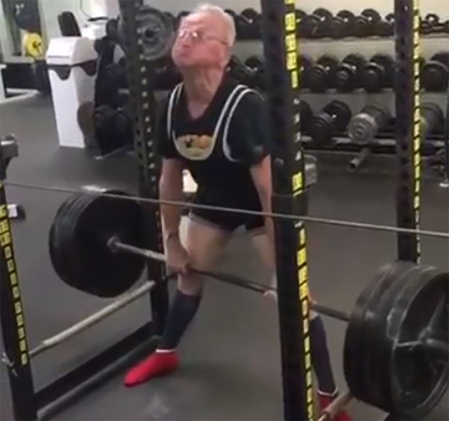 จอมพลังวัยคุณทวด โชว์ยกน้ำหนัก 183 กก. ท่า Deadlifts แบบชิลด์ๆ
