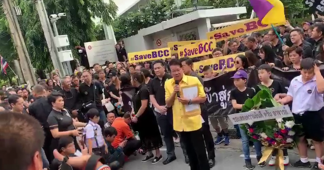กลุ่ม SaveBcc แต่งดำเรียกร้อง 4 ข้อ ยุติปม “กรุงเทพคริสเตียน” หลังปลด ผอ.ไม่เป็นธรรม