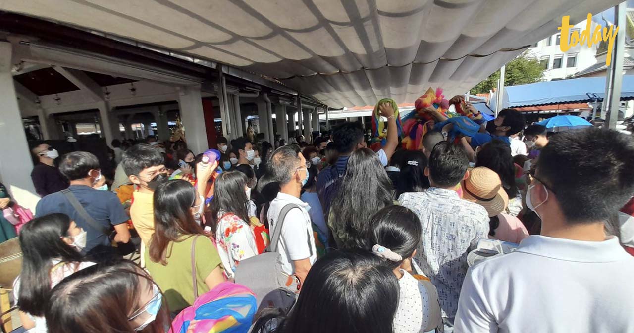 นักท่องเที่ยวไหว้พระทำบุญบริเวณพื้นที่รอบเกาะรัตนโกสินทร์อย่างเนืองแน่น