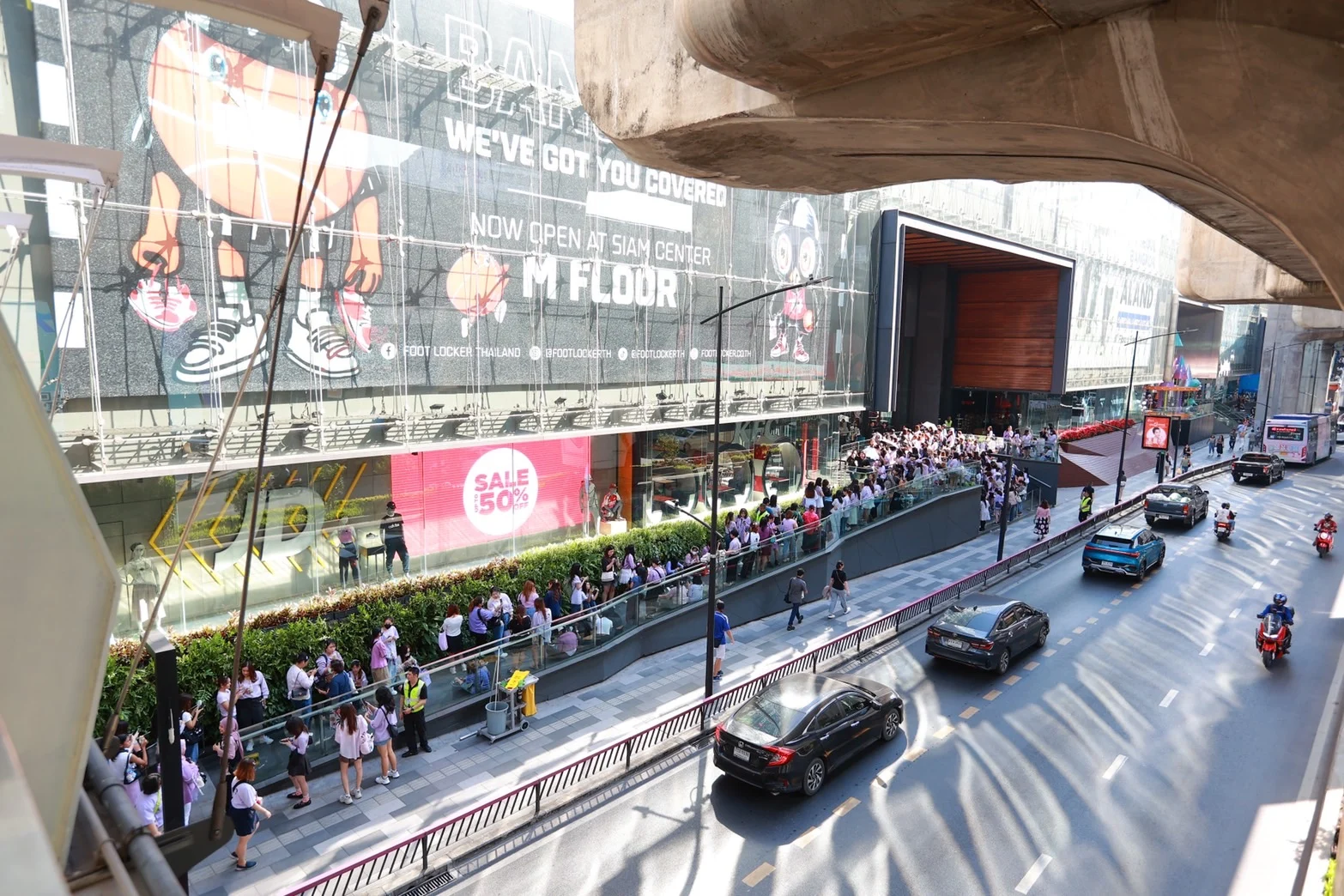 สยามเซ็นเตอร์คึกคัก แถวยาวรอเข้าชมงาน TEN’s CANELE ‘THE WONDER WINTER ...