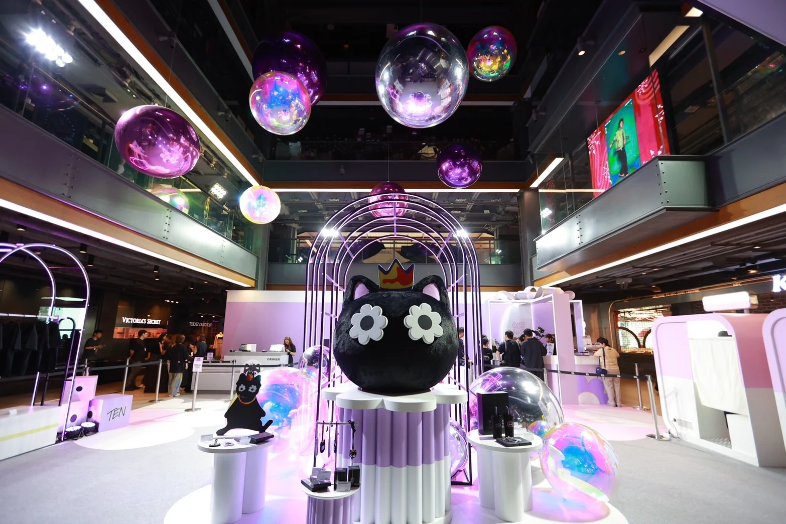 สยามเซ็นเตอร์คึกคัก แถวยาวรอเข้าชมงาน TEN’s CANELE ‘THE WONDER WINTER ...