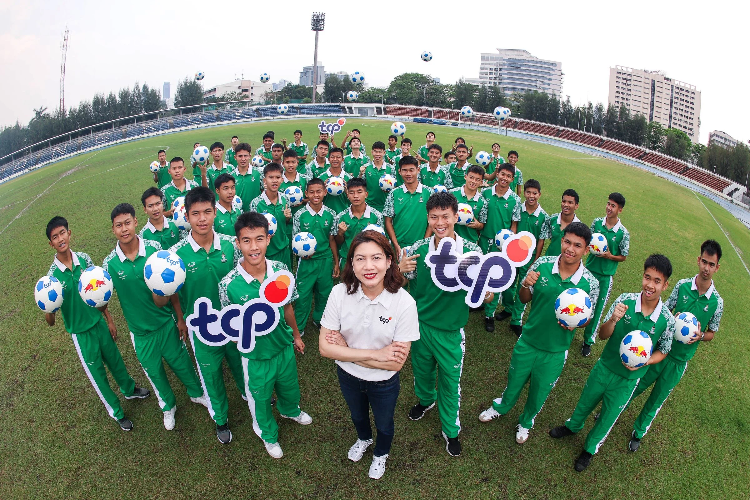 “กลุ่มธุรกิจ TCP” ตอกย้ำเป้าหมาย ‘ปลุกพลัง เพื่อวันที่ดีกว่า’ ส่งเสริมศักยภาพเยาวชน มอบลูกฟุตบอล ...